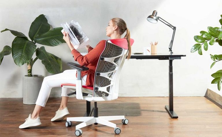 Check out the difference between ergonomic & non-ergonomic chairs!